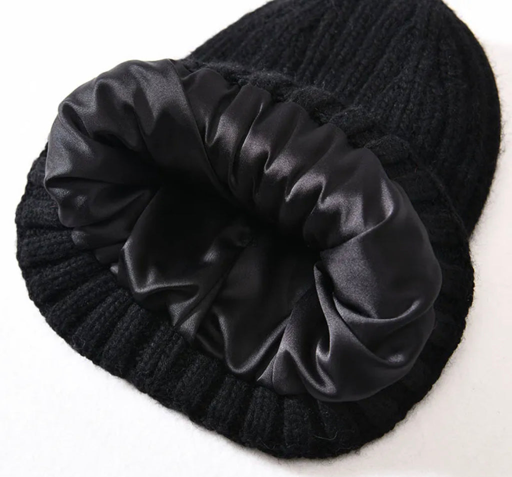 Varm strikhue med satinfor – Curls by M
